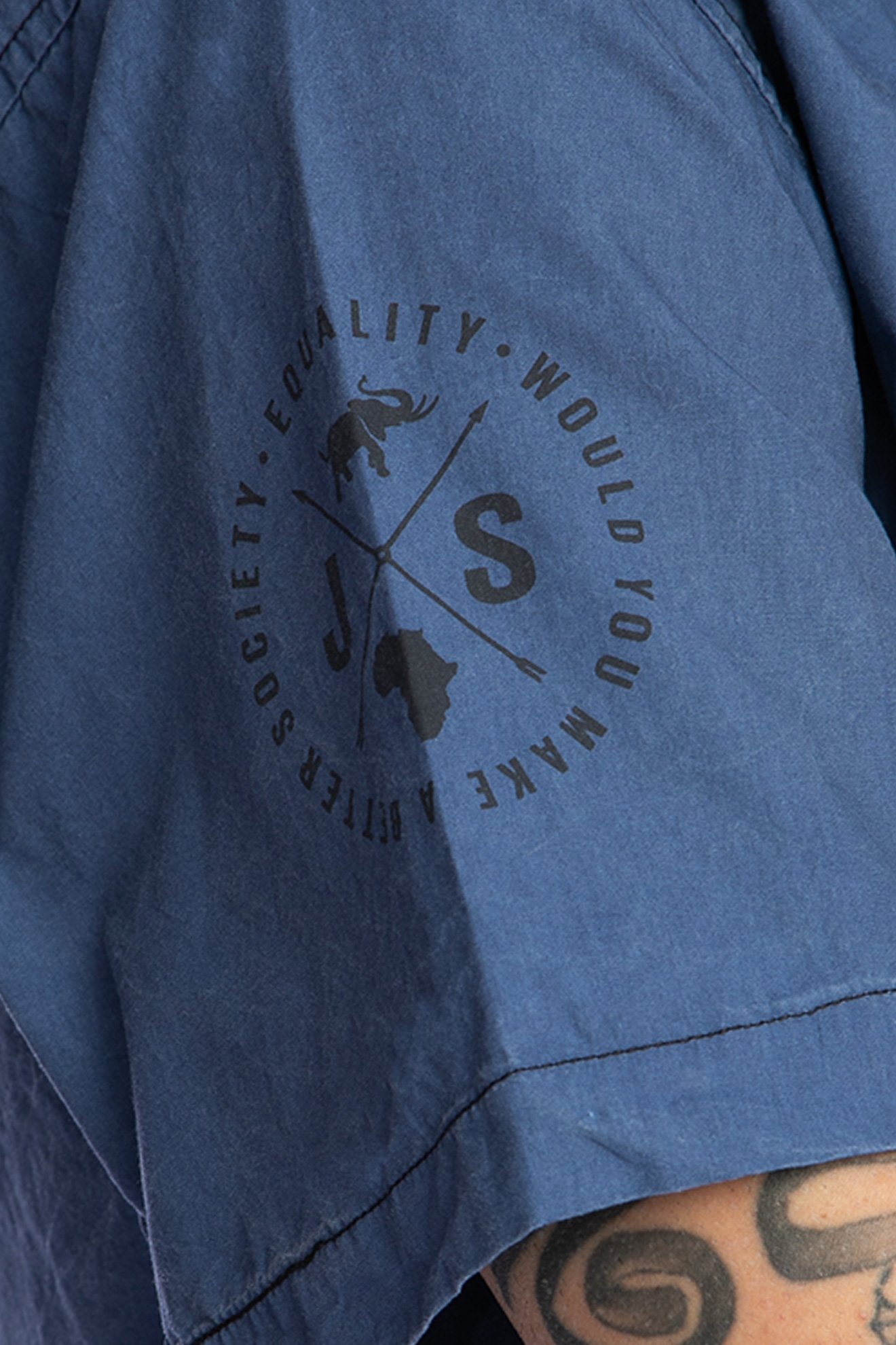 Camisa MC Stage Lisa c/ Lavagem Stonada Estampa Frente e Manga