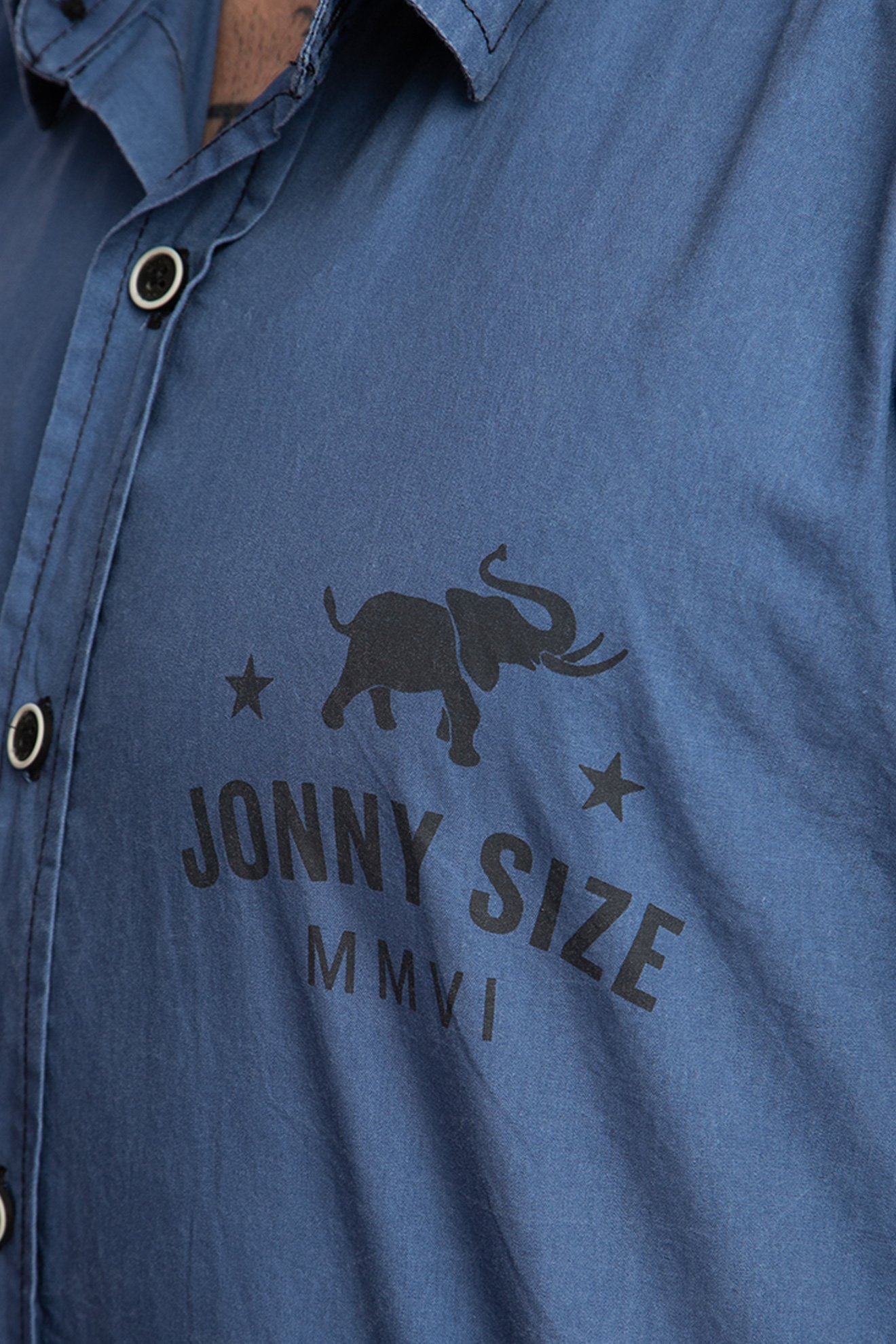 Camisa MC Stage Lisa c/ Lavagem Stonada Estampa Frente e Manga